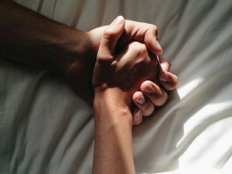 Genggam Tangan Pasangan Sebelum Tidur, Barulah Bertambah Rasa Sayang
