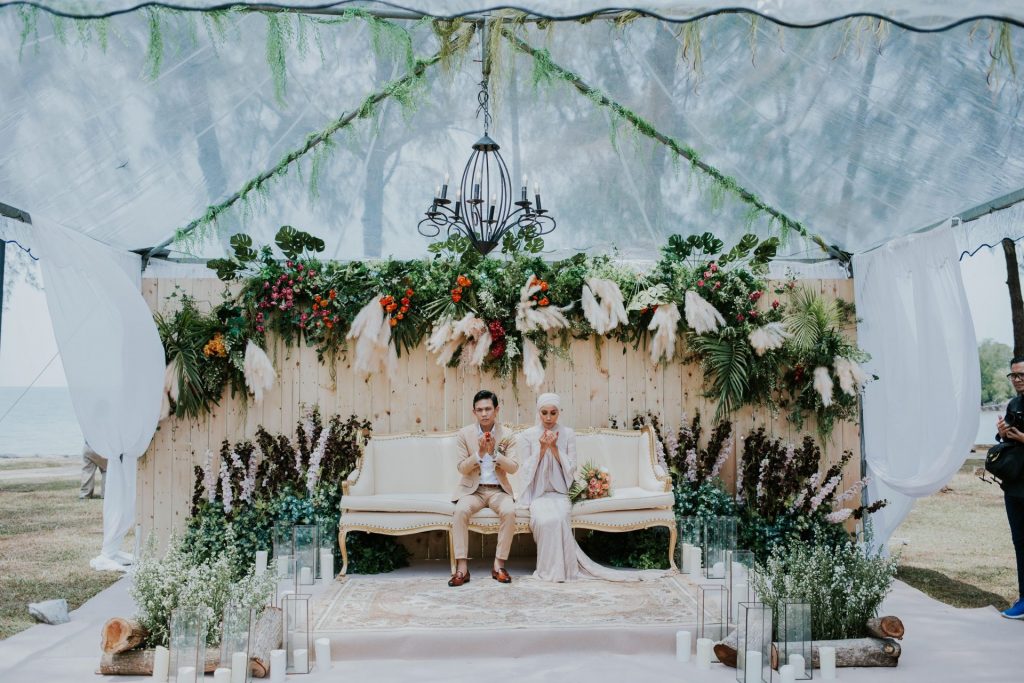 Konsep Pelamin Rustic Outdoor, Memang Buat Ramai Nak Tirulah!