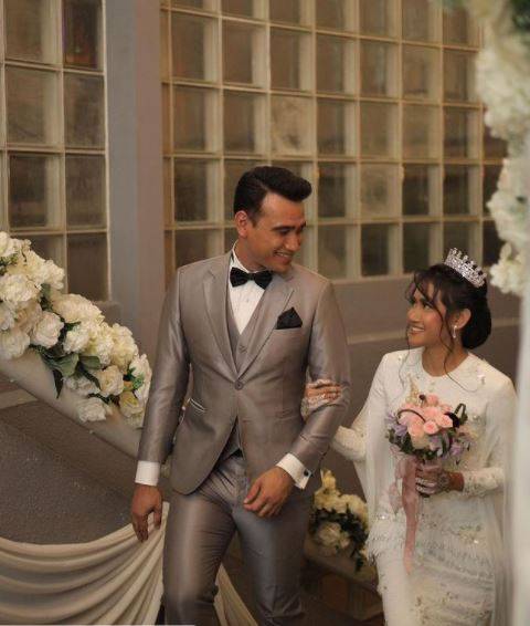 Baru Sempat Adakan Majlis Resepsi, Azlee Khairi Raikan Isteri Dengan ...