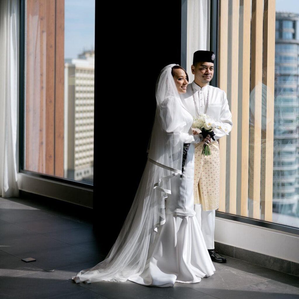 Cantik Berbusana Putih, Che Puan Jeslina Hashim Sah Jadi Milik Tunku Eddy